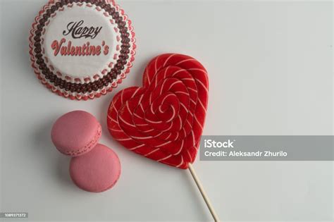 케이크 마카롱 또는 흰색 배경 카라멜 심장 평면도와 다채로운 아몬드 쿠키 마 카 롱 발렌타인의 개념 0명에 대한 스톡 사진 및 기타 이미지 Istock