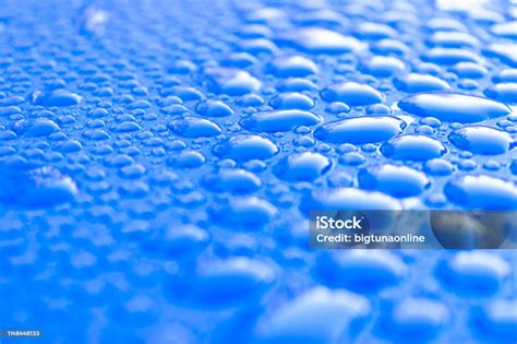 투명 한 여전히 물이 연한 파란색 배경에 떨어집니다 푸른 물 방울 유리에 비의 방울 블루 추상 물 드롭 배경입니다 물 표면 강에