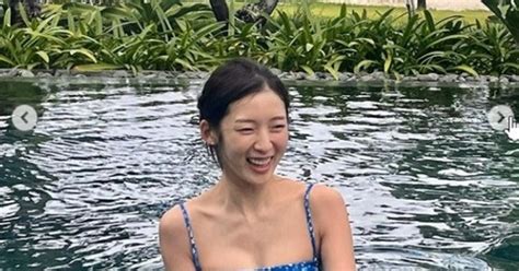 오마이걸 아린 막내의 반란 수영복 자태에 드러난 ‘볼륨 몸매 [m ★sns]