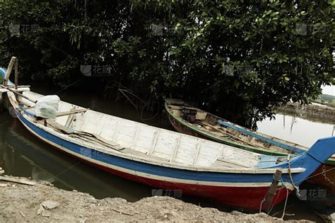 船只停靠在印尼贝卡西的红树林