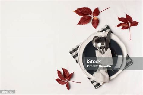 가을보다 할로윈 식기 플랫 접시와 흰색 배경에 나뭇잎 누워 0명에 대한 스톡 사진 및 기타 이미지 0명 가을 가정 생활 Istock