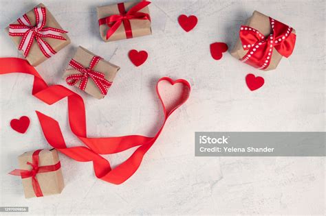 빨간 리본으로 된 하트 흰 돌 배경에 빨간 리본과 빨간 하트가 있는 선물 발렌타인 데이 배경 발렌타인 데이 컨셉 플랫 레이 개념에 대한 스톡 사진 및 기타 이미지 Istock