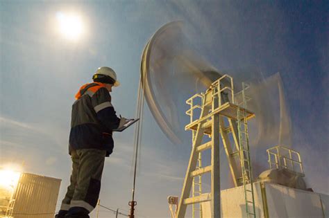 오일 작업자 체크 오일 펌프 오일 드릴 눈 폭풍과 노동자 필드 펌프 잭 화석 에너지 자원 개념 석유공에 대한 스톡 사진 및 기타 이미지 Istock