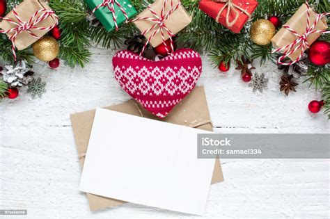 크리스마스 전나무 나무 가지 니트 심장 장식으로 빈 한 인사말 카드 선물 상자 및 콘 0명에 대한 스톡 사진 및 기타 이미지