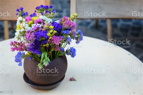 길거리 카페의 테이블에 꽃병에 여러 야생화의 장식 구성 0명에 대한 스톡 사진 및 기타 이미지 0명 가을 개화기 Istock