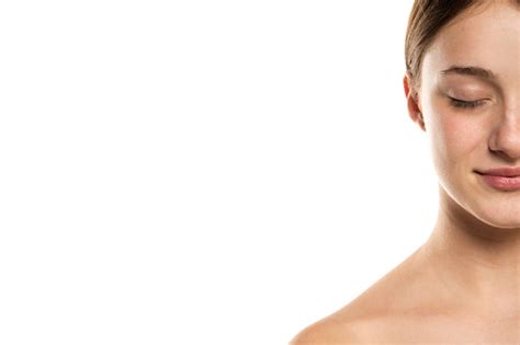 흰색 배경에 묶인 머리를 감고 눈을 감고 화장을 하지 않은 아름 다운 젊은 웃는 여성의 절반 초상화 16 17 살에 대한 스톡 사진 및 기타 이미지 Istock