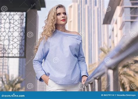 Blonde Frau Mit Dem Langen Gelockten Haar Stockfoto Bild Von
