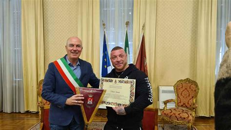 Body Building Salvetti Consegna Una Pergamena A Michael Simonini Livornopress Notizie Livorno