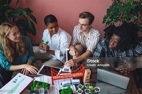 재생 가능 에너지 원 녹지가있는 현대 도시의 도시 프로젝트에 참여하는 다양한 유학생 그룹 생태 환경 보호 폐기물 재활용 기술의