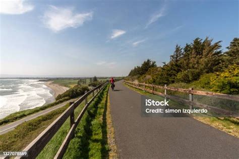 분홍색 재킷과 바다 해안을 통해 도로에 롤링 자전거 와 자전거를 가진 자전거 여성 35 39세에 대한 스톡 사진 및 기타 이미지