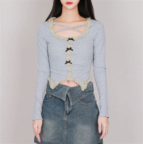 모브 러블리유니크스퀘어넥 크로스 스트랩 레이스 리본 긴팔 크롭티
