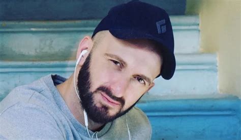 თავი ხელში აიყვანე” გეუბნებიან დაბეჯითებით და ვერ ხვდებიან რომ ისე მძიმეა შენი თავი ამ დროს