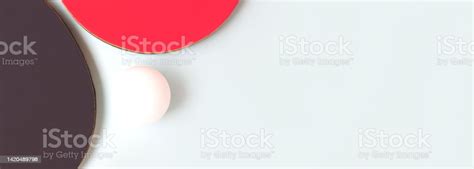 파란색 배경에 두 개의 테니스 라켓과 흰색 공이있는 배너 0명에 대한 스톡 사진 및 기타 이미지 0명 개념 개체 그룹 Istock