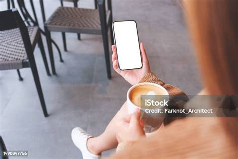 카페에서 커피를 마시면서 빈 데스크톱 화면으로 휴대 전화를 들고있는 여성의 모형 이미지 35 39세에 대한 스톡 사진 및 기타 이미지 35 39세 공란 디지털 화면