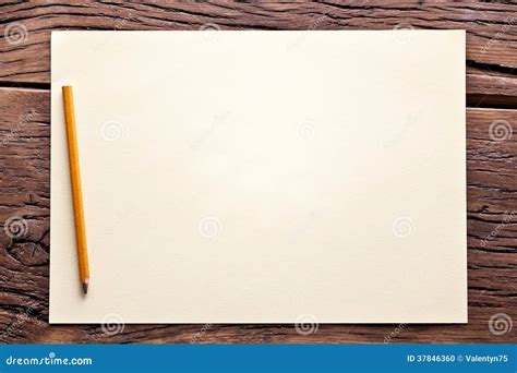 Лист бумаги и карандаш на старом деревянном столе Стоковое Фото изображение насчитывающей