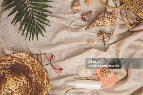 여름 배경 밀짚 모자 조개가 달린 가방 장미 색 안경 자외선 차단 섬유 린넨 배경의 야자수 잎 가방에 대한 스톡 사진 및 기타 이미지 Istock