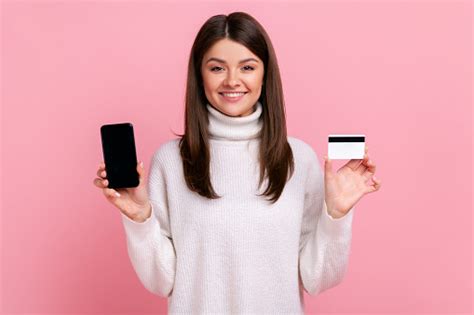 광고용 빈 디스플레이가 있는 신용 카드와 스마트폰을 들고 있는 낙관적인 여성 신용 카드에 대한 스톡 사진 및 기타 이미지 신용 카드 휴대전화 여자 Istock