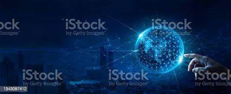 고객 글로벌 구조 네트워킹 및 데이터 교환 연결 디지털 마케팅 소셜 미디어 통신 네트워크 인터넷 비즈니스 및 소셜 네트워크를 터치하는 사업가 개념에 대한 스톡 사진 및 기타