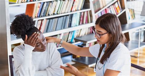 우울한 환자를 위로하는 의사 의학 의료 및 사람 개념 클립보드를 가진 의사와 병원에서 슬픈 여자 환자 사진 Unsplash의 세르비아 이미지
