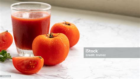 토마토 주스와 대리석 테이블에 신선한 토마토의 유리 복사 공간 0명에 대한 스톡 사진 및 기타 이미지 0명 건강관리와 의술 건강한 식생활 Istock