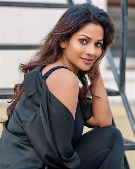 Leesha Eclairs Unbuttoned Her Shirt To Pose Hot