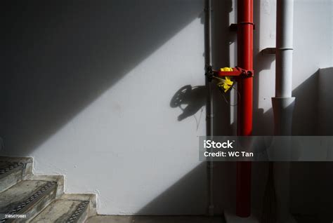 계단통의 흰 벽에 노란색 밸브가 있는 빨간 소화전 파이프 0명에 대한 스톡 사진 및 기타 이미지 0명 강철 건축물 Istock