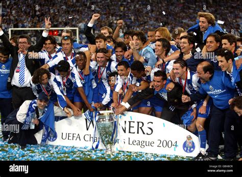 Fc Porto Players Celebrates With The Uefa Champions League Trophy Hi