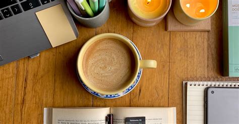 실내 가정 학습 고요한 공부하는 곳 공부하다 공책 기술 노트북 독서 독서하는 디지털 기기 목조 테이블 문구 문학 생산성 서적 식물 쓰는