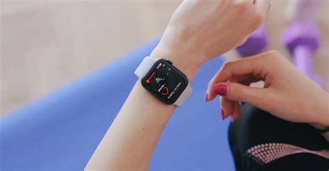 가젯 건강 기기 기술 맥박 모니터 모니터 손 스마트 워치 스크린 스포츠 심박수 심장 건강 애플 워치 얕은 포커스 여자 운동 웨어러블 기술 웰빙