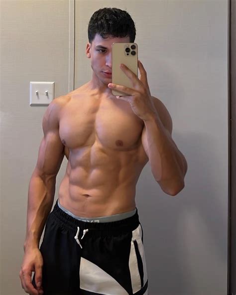 Selfie R Gayeyebleach