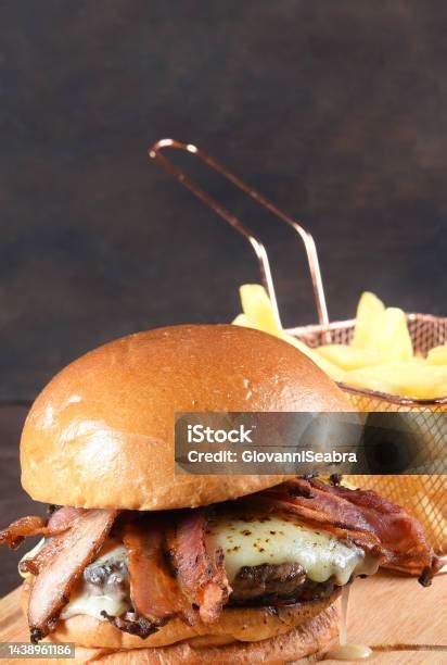 샌드위치 빵 샐러드와 맛있는 쇠고기 버거 양파와 치즈 패스트 푸드 나무 테이블에 고립 된 길거리 음식 감자 요리에 대한 스톡 사진 및 기타 이미지 Istock