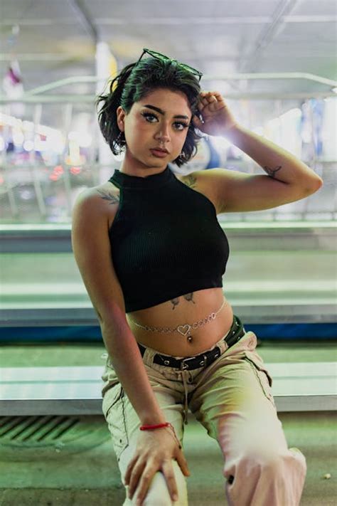 갈색 머리 개성 거리 사진 거리 스타일 거리 패션 도시 도시 배경 도시 생활 도시 초상화 도시 풍경 도시의 도시의 불빛 문신 문신 예술 밤 밤문화