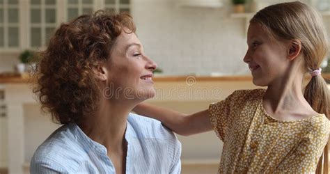 Hija Peque A Abraza A Mam Cari Osa Se Siente Protegida En Sus Brazos Almacen De Video V Deo