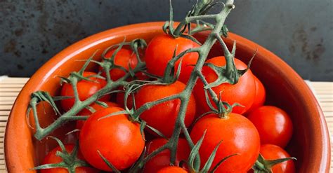 가벼운 가지 건강한 계절 나무 질감 날 것 녹색 줄기 농업 농작물 다이어트 대나무 매트 도자기 그릇 러스틱 맛있는 매크로 먹을 수 있는