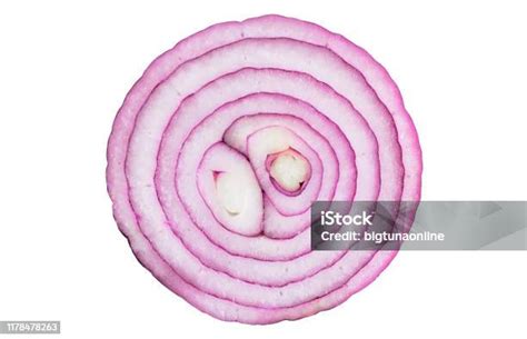 분리된 양파를 슬라이스합니다 잘라진 경로와 복사 공간이있는 흰색 배경에 격리 된 빨간색 전체 양파 1 개 붉은 양파는 흰색에 고립 된 전구를 슬라이스 개체 그룹에 대한 스톡