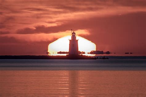 무료 이미지 바다 연안 대양 수평선 구름 등대 태양 해돋이 일몰 밤 햇빛 아침 새벽 황혼 저녁 반사 탑 잔광 2585x1726