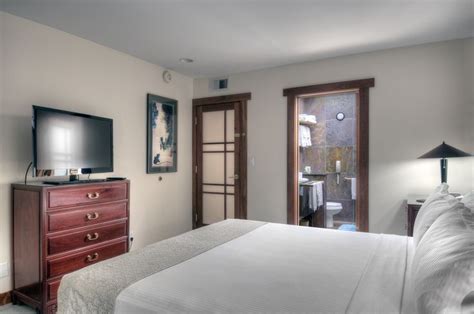 Pin On Dinahs Garden Hotel Guestrooms Hotel Suites Dinah