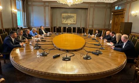 След срещата на ГЕРБ СДС и социалистите България има нужда от редовно правителство с пълен