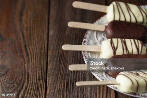 막대기에 밀크 초콜릿 아이스 캔디 나무 배경에 접시에 흰색과 어두운 초콜릿으로 덮여 아이스크림 아이스 캔디 텍스트 공간 바에 대한 스톡 사진 및 기타 이미지 Istock