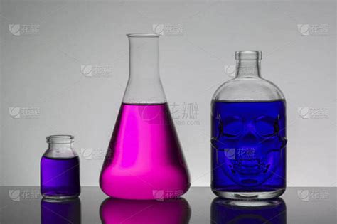 实验室瓶子里的液体。 科学生化实验室。 五颜六色的液体