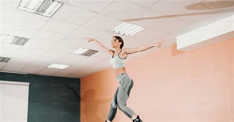 운동복을 입은 매력적인 백인 갈색 머리와 체육관에서 점프하는 운동화 그것을 위해 가기로 결정한 소녀가 되십시오 사진 Unsplash의 춤추는 여자 이미지