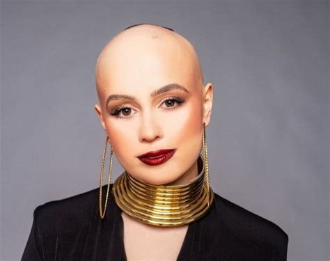 Пораката што ја испраќам со мојата гола глава е дека сите сме различни и не треба да правиме