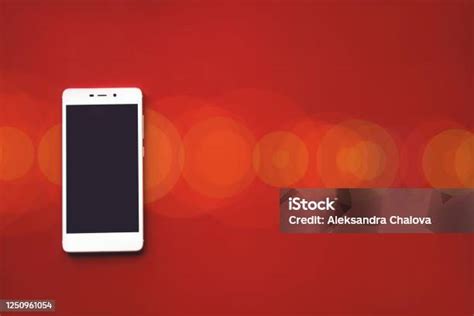 빈 검은 화면과 보케와 빨간색 배경에 흰색 휴대 전화의 모형 이미지 0명에 대한 스톡 사진 및 기타 이미지 0명 누워있기 모던 양식 Istock
