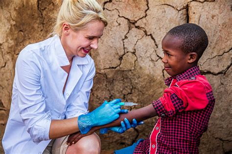 의사는 작은 마을 케냐에서 젊은 아프리카 소년에 주사를하고있다 아프리카에 대한 스톡 사진 및 기타 이미지 아프리카 백신접종 Doctors Without Borders