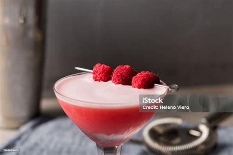 진 드라이 베르무트 신선한 레몬 주스 신선한 라임 주스 라즈베리 시럽 달걀 흰자를 곁들인 다과 클로버 클럽 칵테일 0명에 대한 스톡 사진 및 기타 이미지 Istock