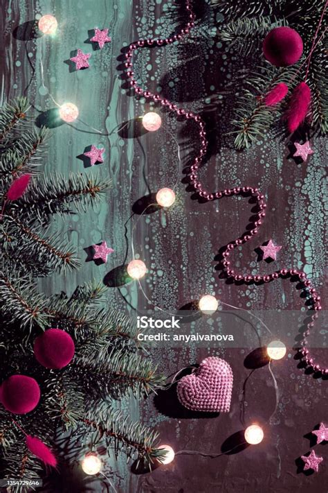 어두운 추상적 인 배경에 핑크 도넛과 다른 크리스마스 장식 Xmas 조명 볼 화환 분홍색 별과 반짝이는 심장 모양 전나무 나뭇 가지 활기찬 마젠타 공 토끼 꼬리 잔디 0명에