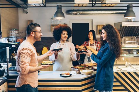 패스트 푸드 레스토랑에서 햄버거와 감자 튀김을 복용 몇 고객에 대한 스톡 사진 및 기타 이미지 고객 서비스 음식 및 음료 서빙 Istock