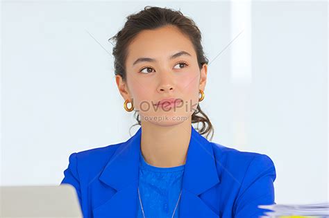 푸른 블레이저를 입은 여성