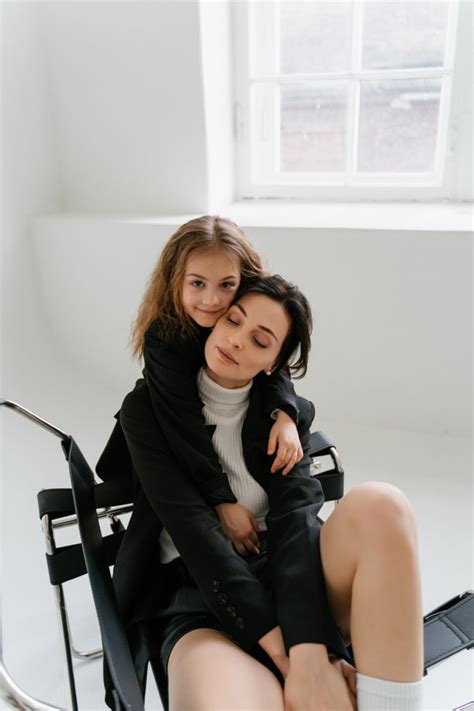 Стильная фотосессия мамы с дочкой ребенком на циклораме Jurken Mama