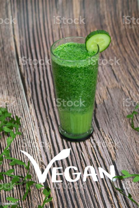 녹색 야채 시금치 아보카도 텍스트 비건 상단보기와 나무 배경 질감에 사과 건강한 신선한 녹색 쉐이크 또는 스무디 복사 공간 0명에 대한 스톡 사진 및 기타 이미지 Istock